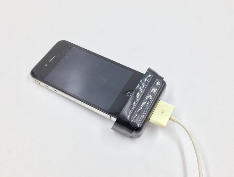 Charger un iPhone en FireWire avec un adaptateur - Le journal du lapin