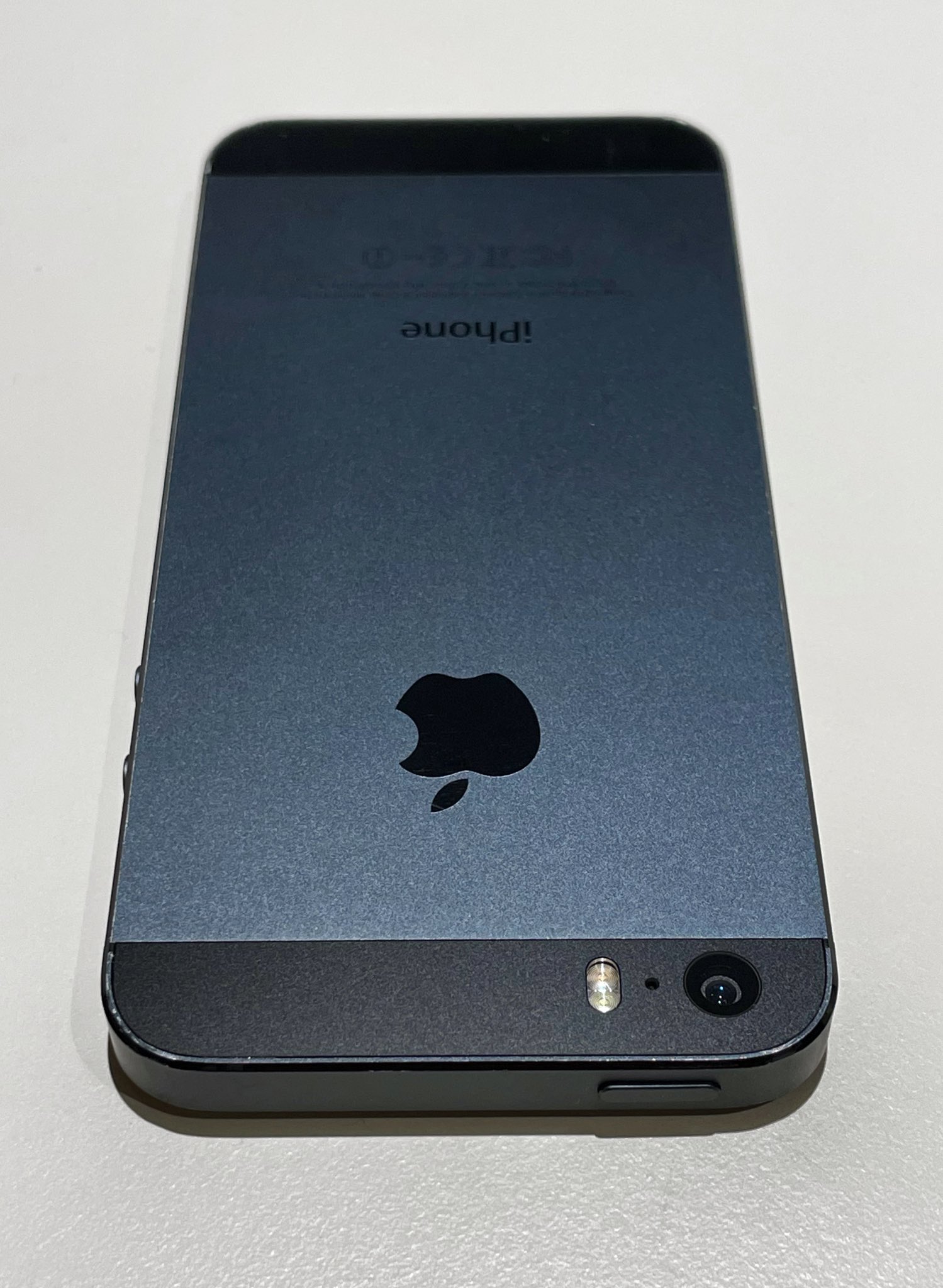 Un prototype d'iPhone 5S aux couleurs de l'iPhone 5 - Le journal du lapin