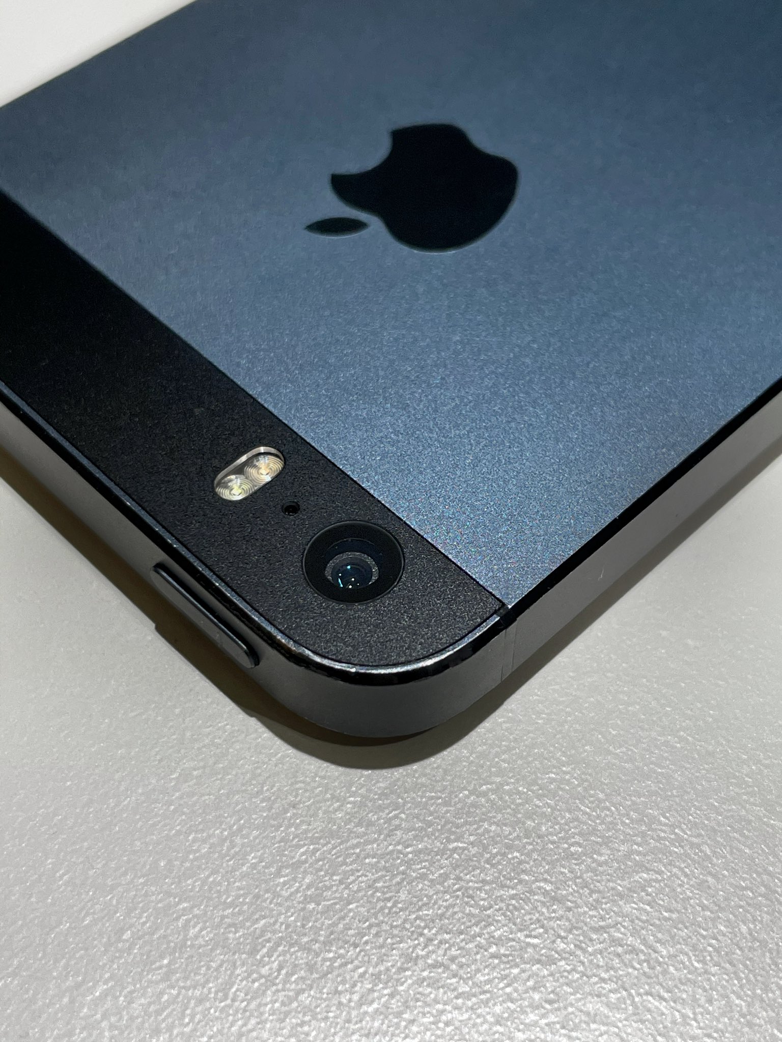 Un prototype d'iPhone 5S aux couleurs de l'iPhone 5 - Le journal du lapin