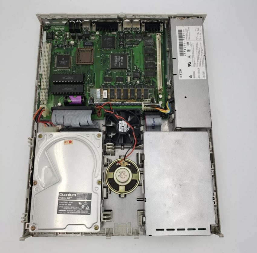 Un prototype de Performa 450 (Macintosh LC III) - Le journal du lapin