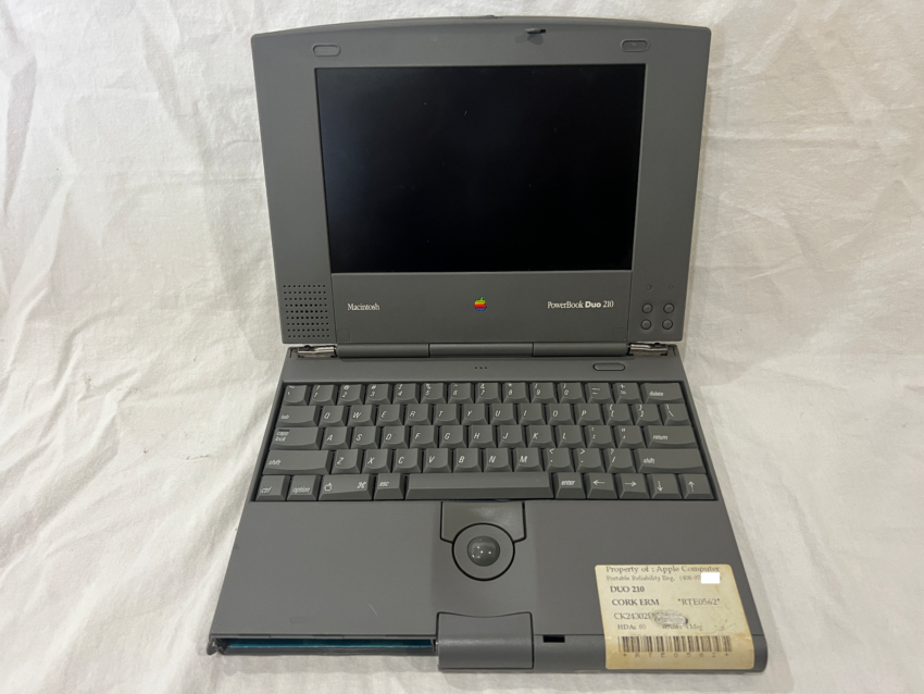 Un prototype de PowerBook Duo 210 - Le journal du lapin